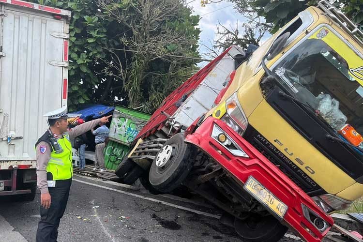 Alami Rem Blong Truck Seruduk Terios dan Fuso. Dua Orang Terluka - RASIKA105.6 FM